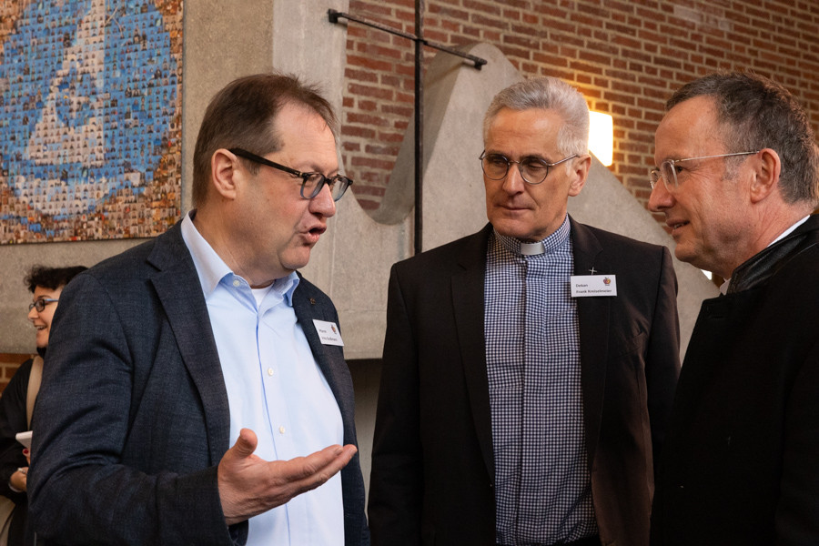 alle an einem Tisch | Vesperkirche Augsburg - St. Paul | Augsburg ...